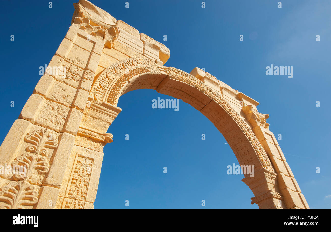 A replica of the Syrian Palmyra Arch destroyed by ISIS is erected in ...