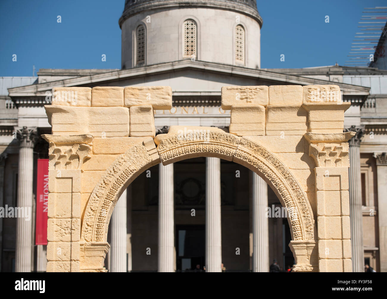 A replica of the Syrian Palmyra Arch destroyed by ISIS is erected in ...