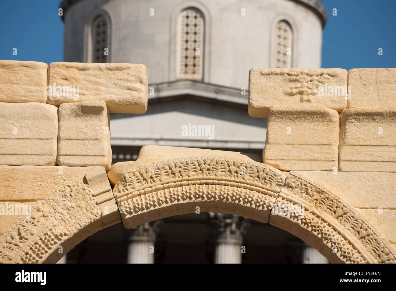 A replica of the Syrian Palmyra Arch destroyed by ISIS is erected in ...