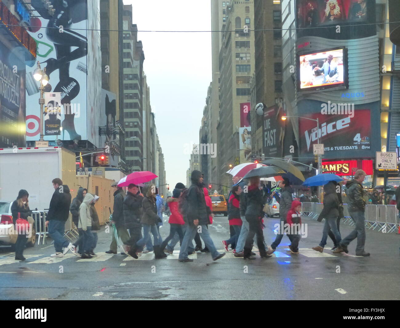 New York, Times Square, pedestrians crossing Broadway Stock Photo - Alamy