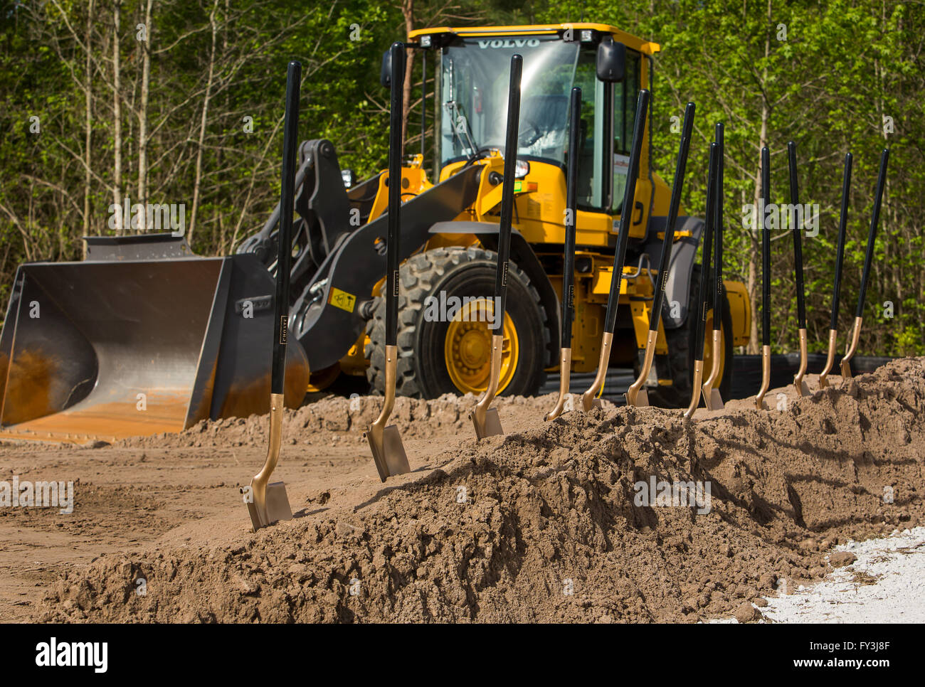Groundbreaking business hi-res stock photography and images - Alamy