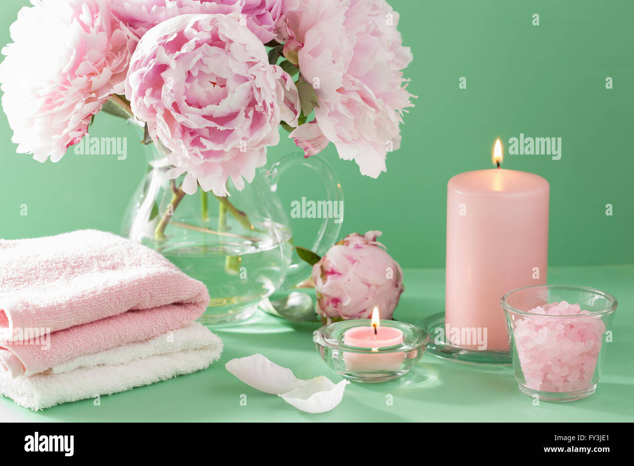 Bath candles hi-res stock photography and images - Alamy