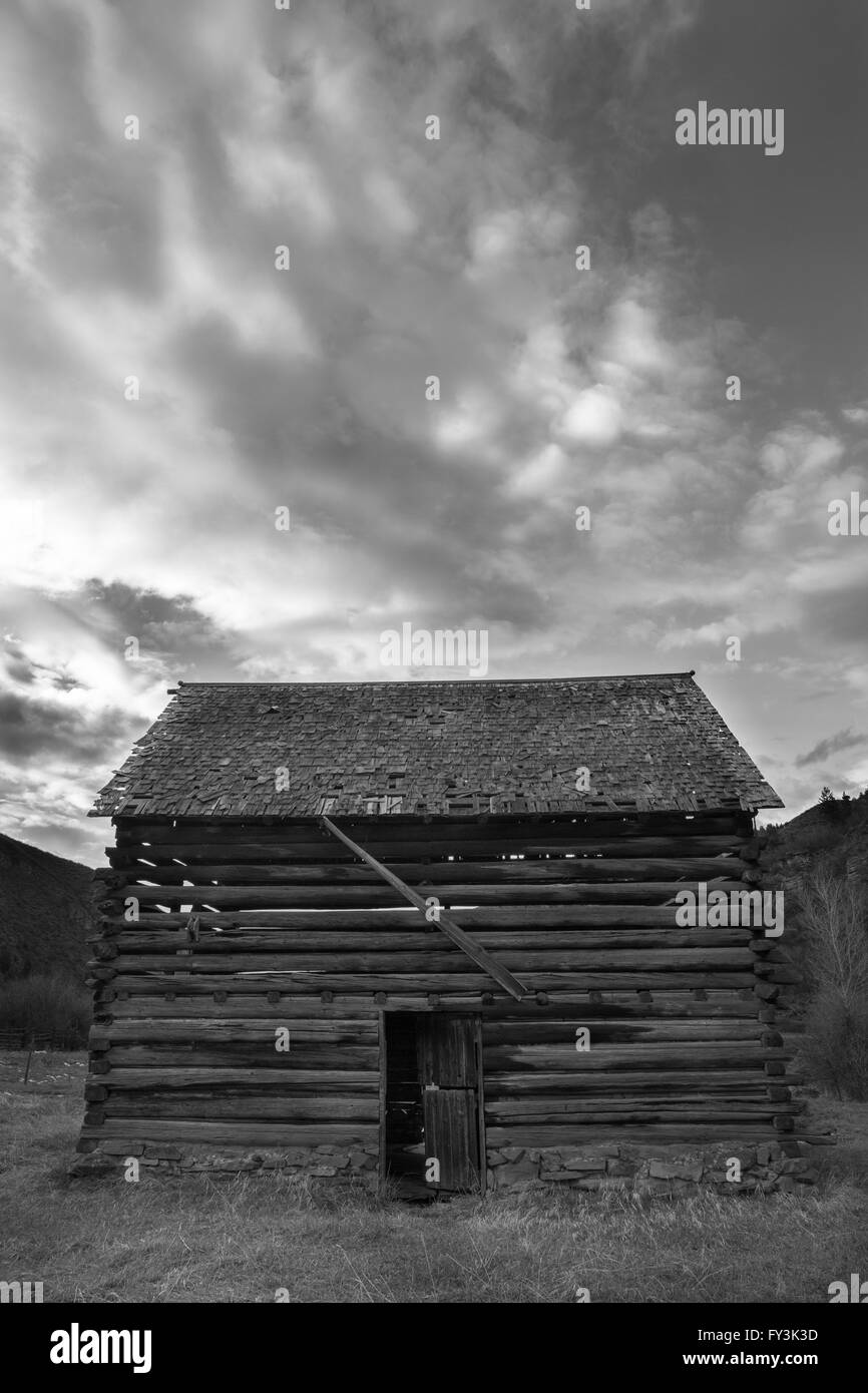 This old barn still stands in a remote area in Colorado and provides ...