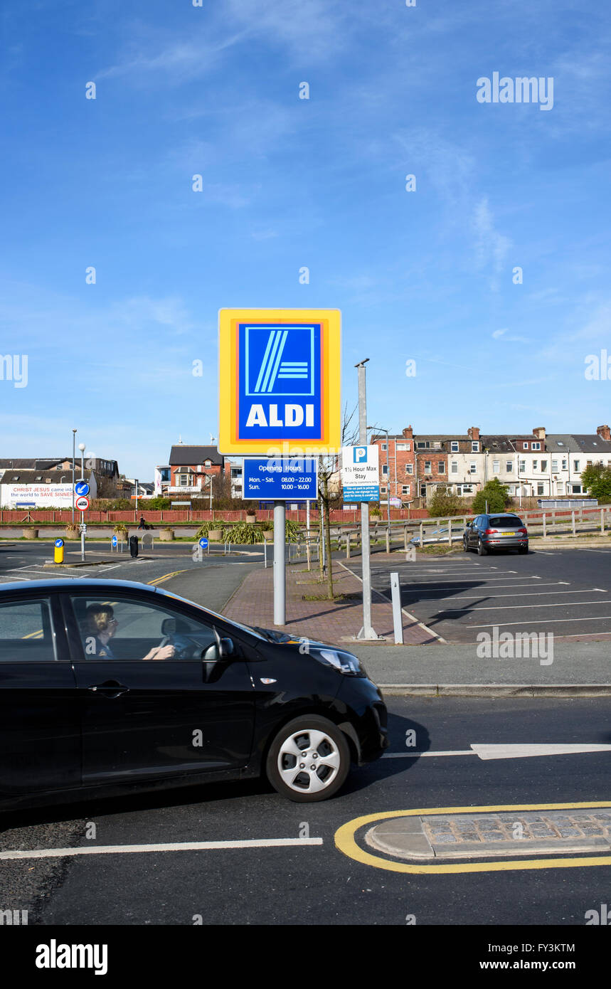 Aldi signs hi-res stock photography and images - Alamy