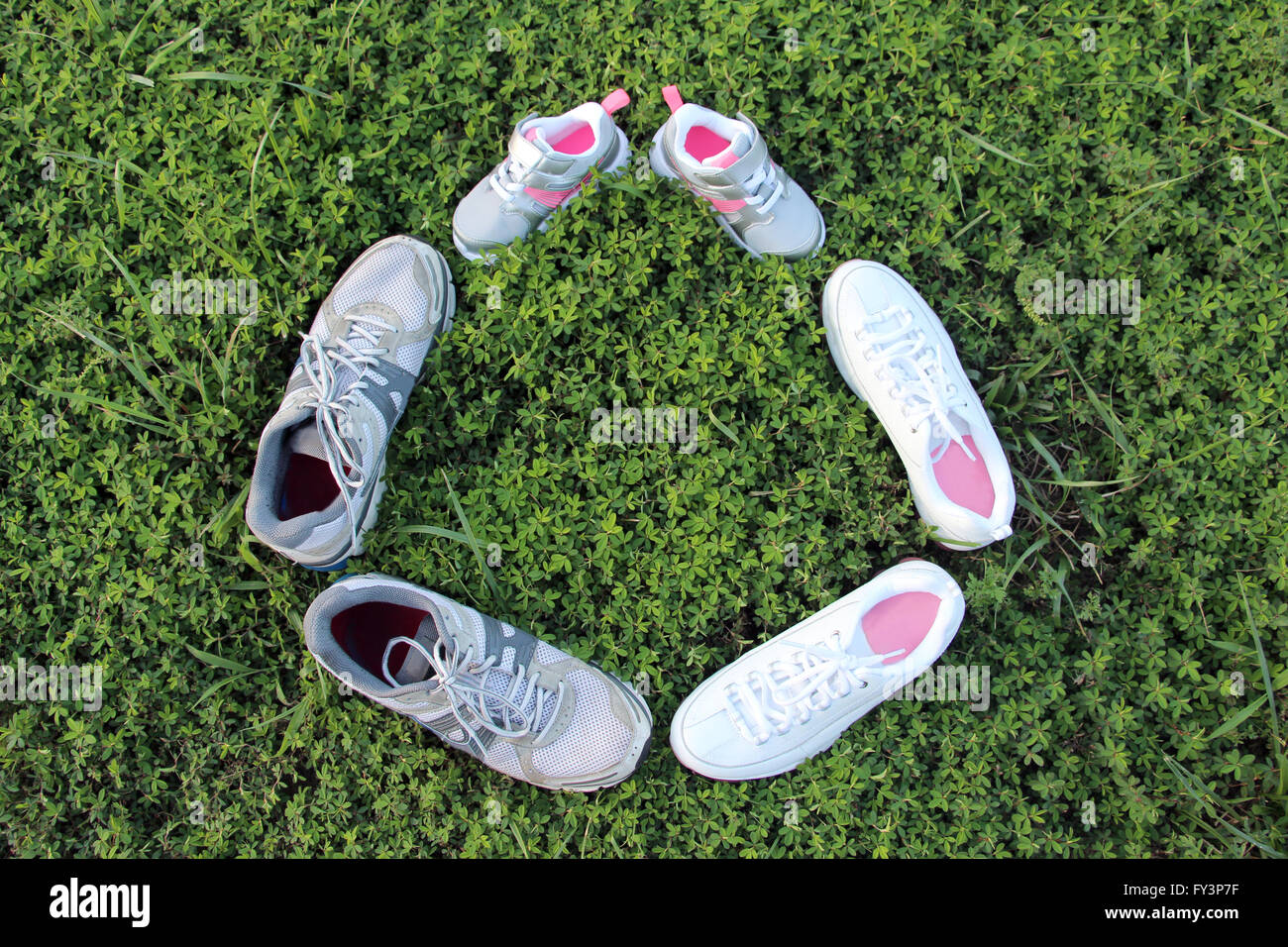 Family circle hi-res stock photography and images - Alamy