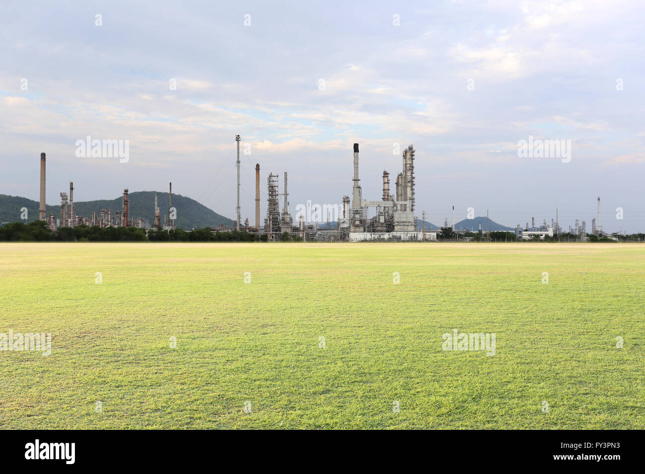 Pipeline in an oil refinery hi-res stock photography and images - Alamy