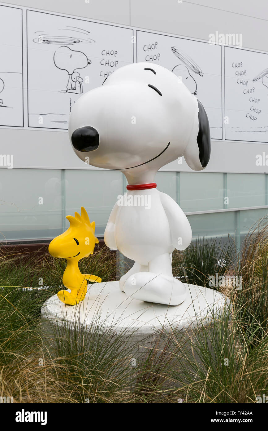 Snoopy and woodstock hi-res stock photography and images - Alamy