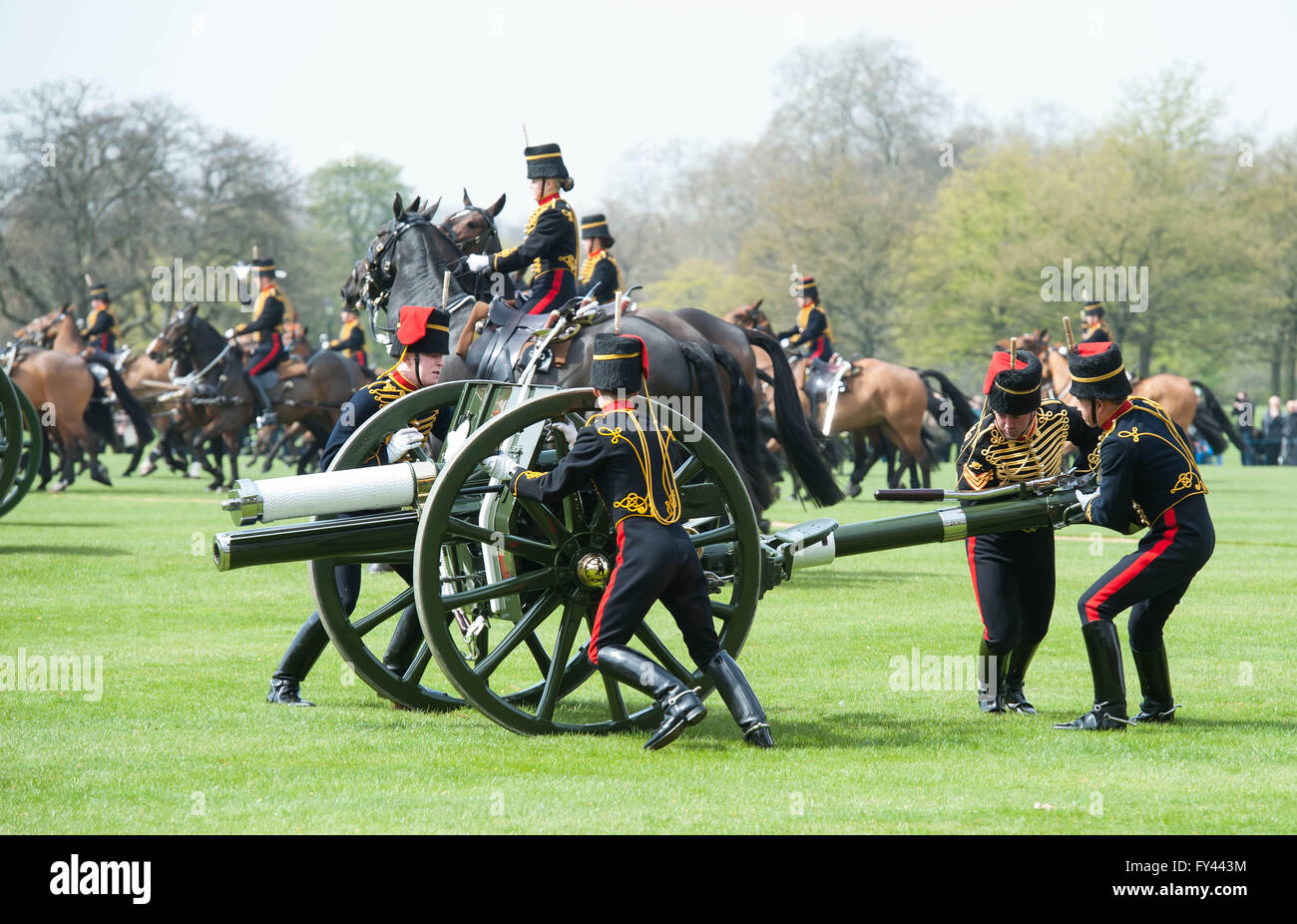 Gun salutes hi-res stock photography and images - Alamy