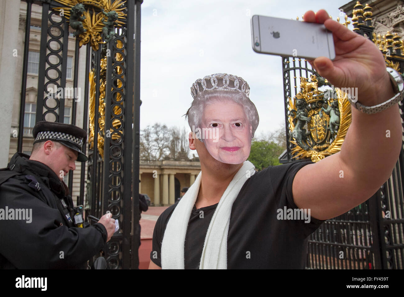 Queen elizabeth ii wearing a crown hi-res stock photography and images ...