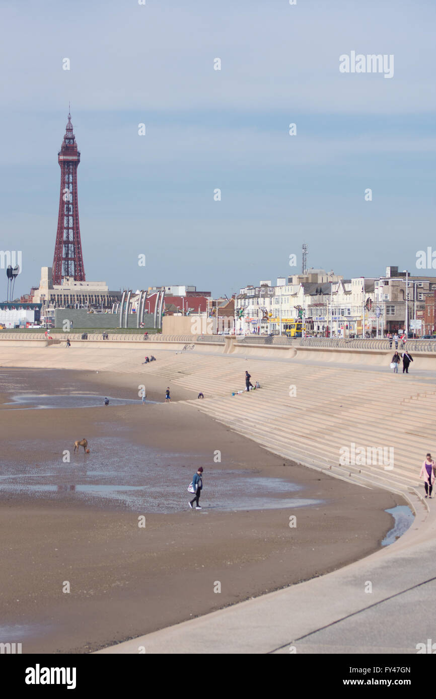 Blackpool, UK. 21st April, 2016. UK Weather: 21st April 2016. Warm and ...
