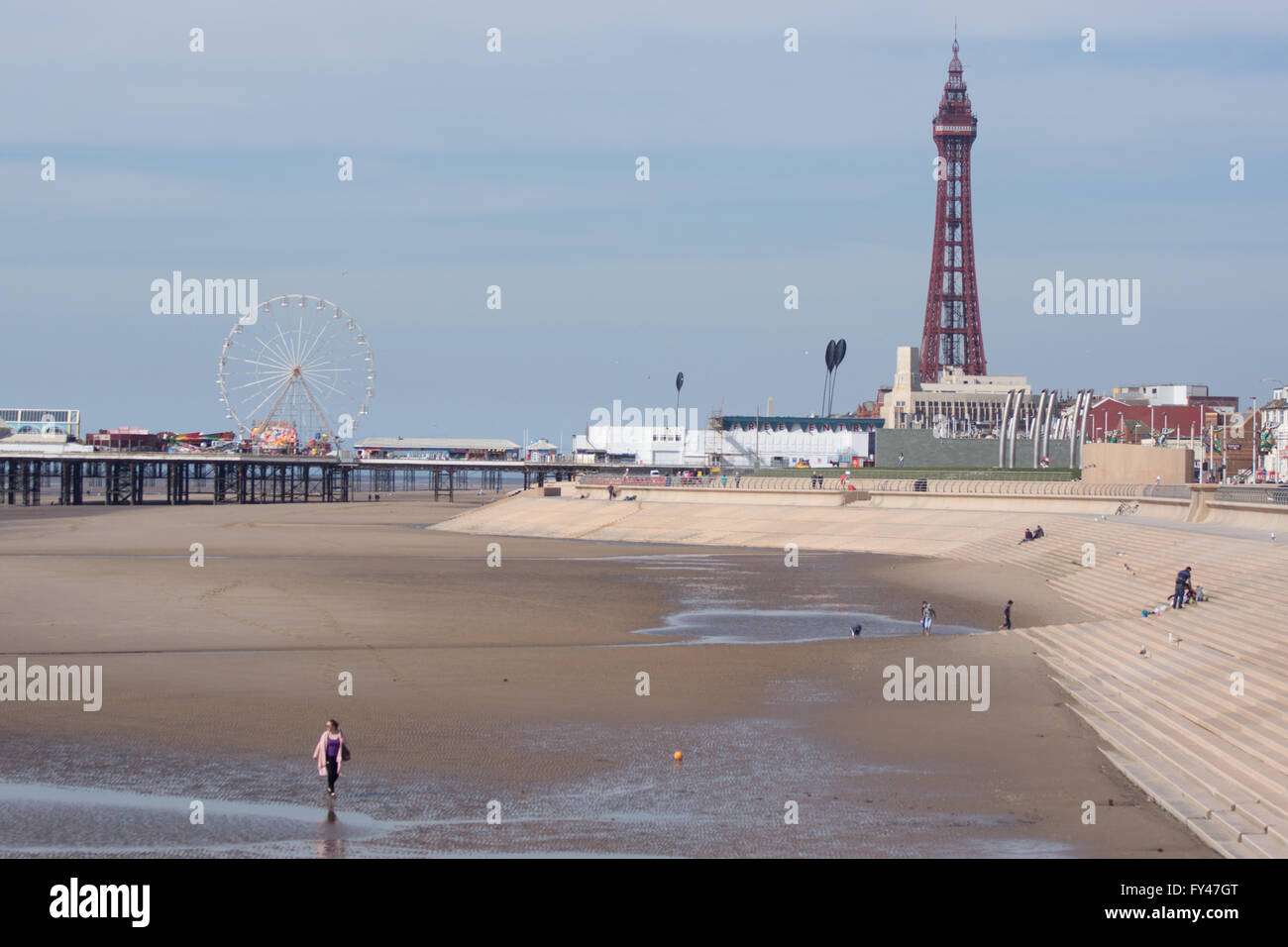 Blackpool, UK. 21st April, 2016. UK Weather: 21st April 2016. Warm and ...