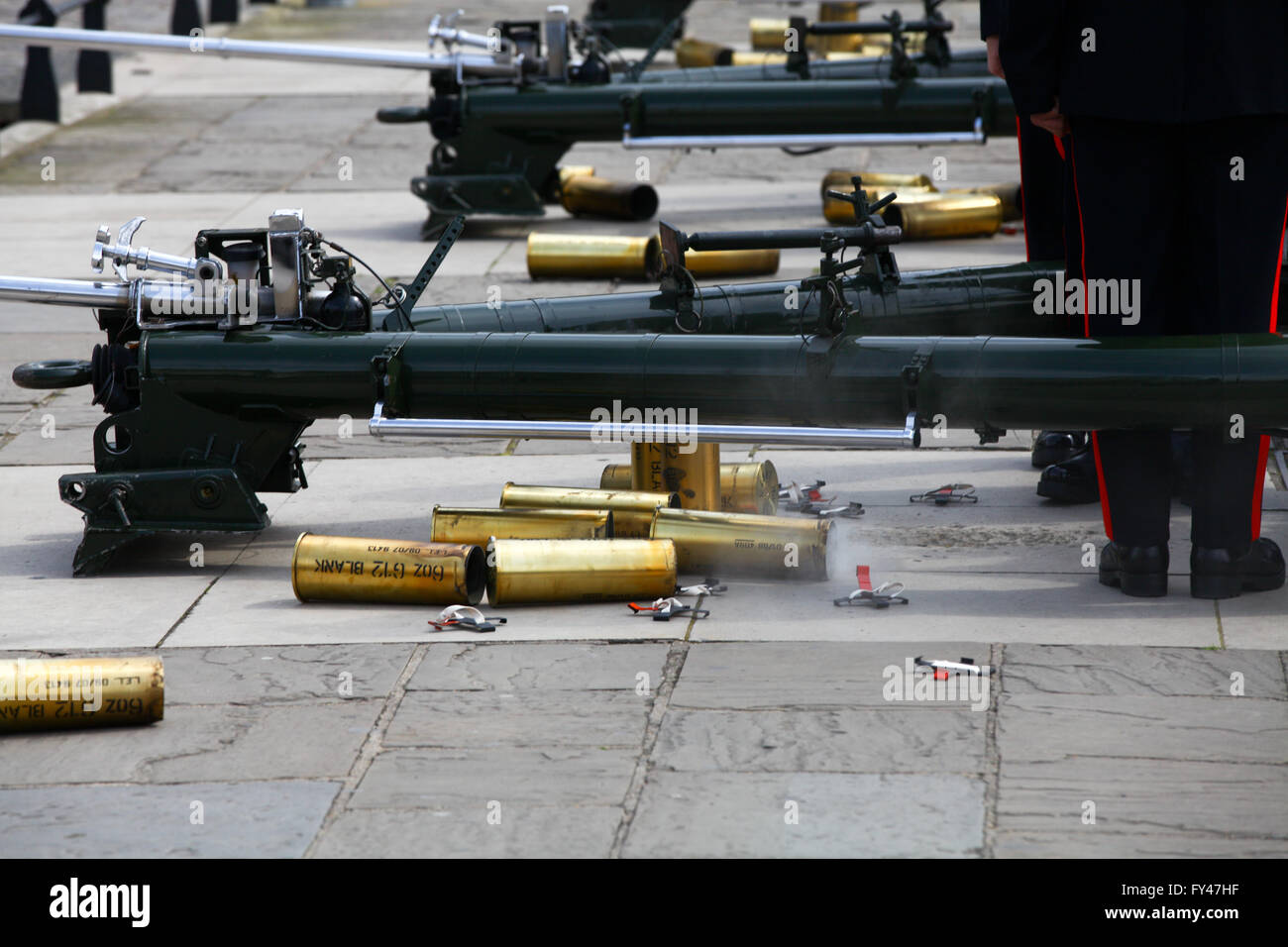 London, UK. 21st April, 2016. The Royal Artillery marks the Her Majesty ...