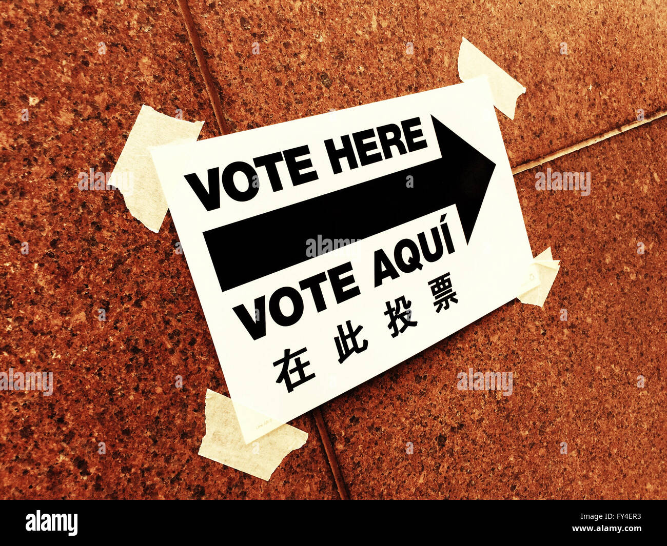 Sign english spanish chinese arrow hi-res stock photography and images ...