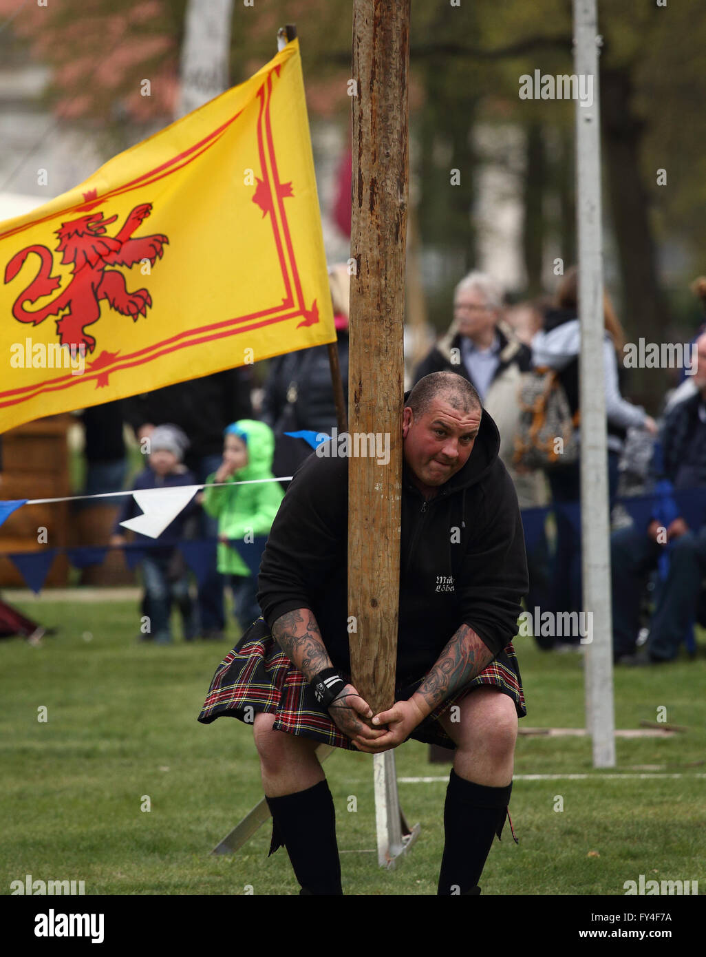 Caber toss hi-res stock photography and images - Alamy