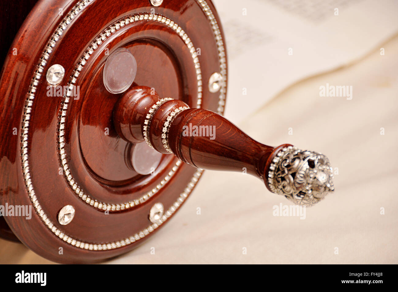 Jewish torah scroll hi-res stock photography and images - Alamy