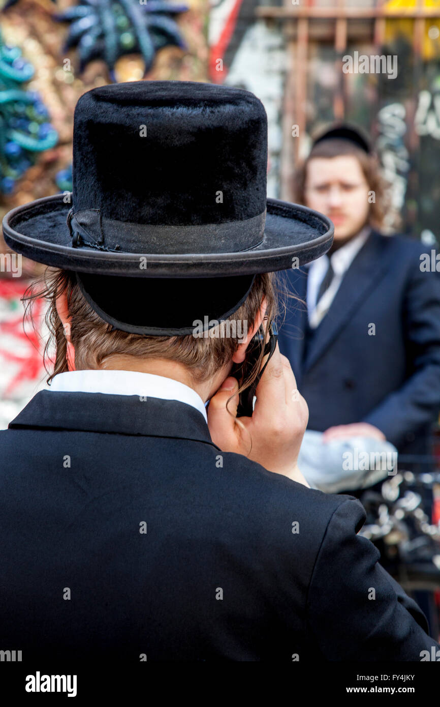 Orthodox jew mobile phone hi-res stock photography and images - Alamy
