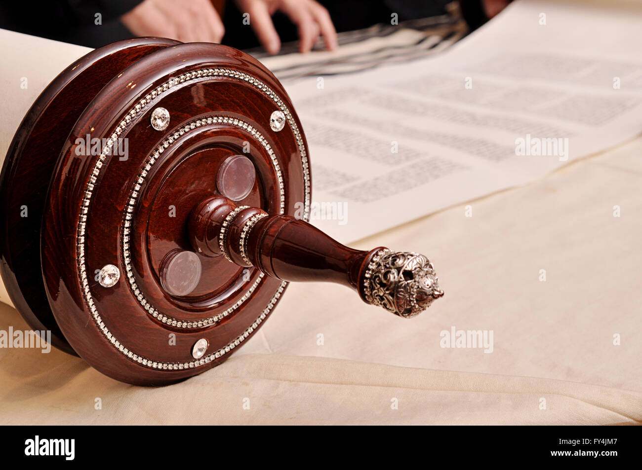 Jewish torah scroll hi-res stock photography and images - Alamy