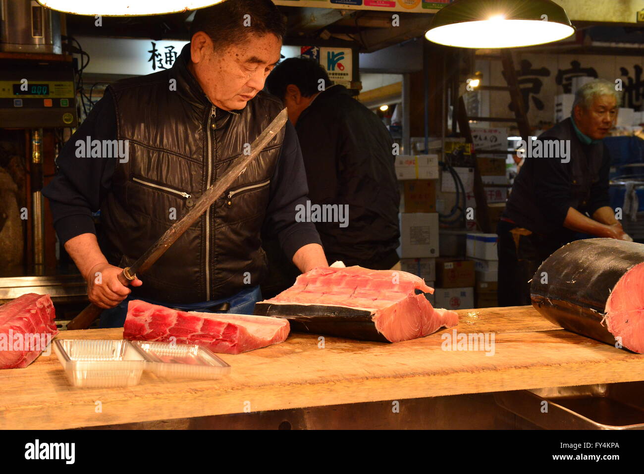 Cutting Tuna fish, fish market, Tokyo, Japan Stock Photo - Alamy