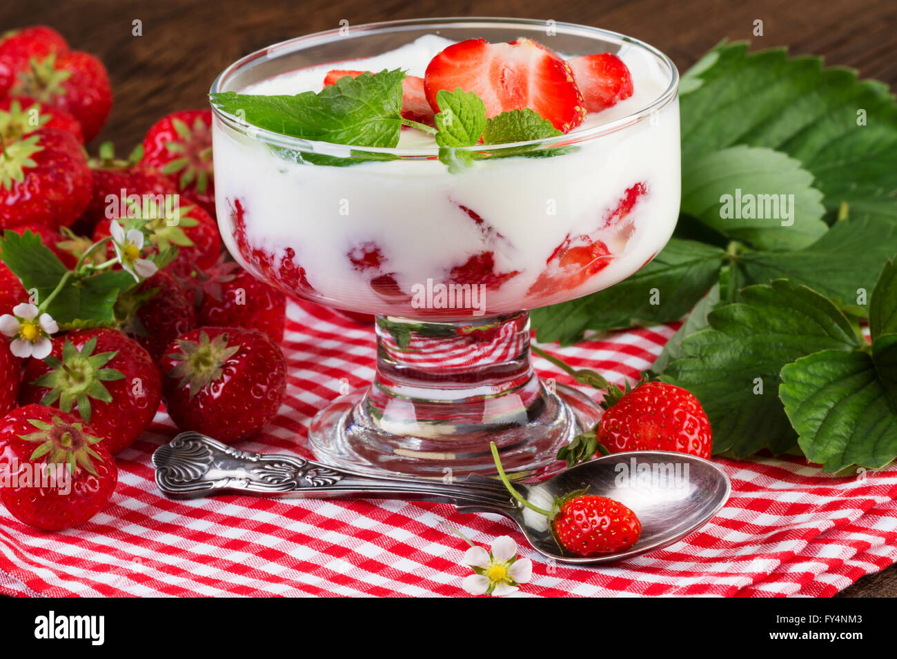 Dessert yogurt fresh strawberries hi-res stock photography and images - Alamy