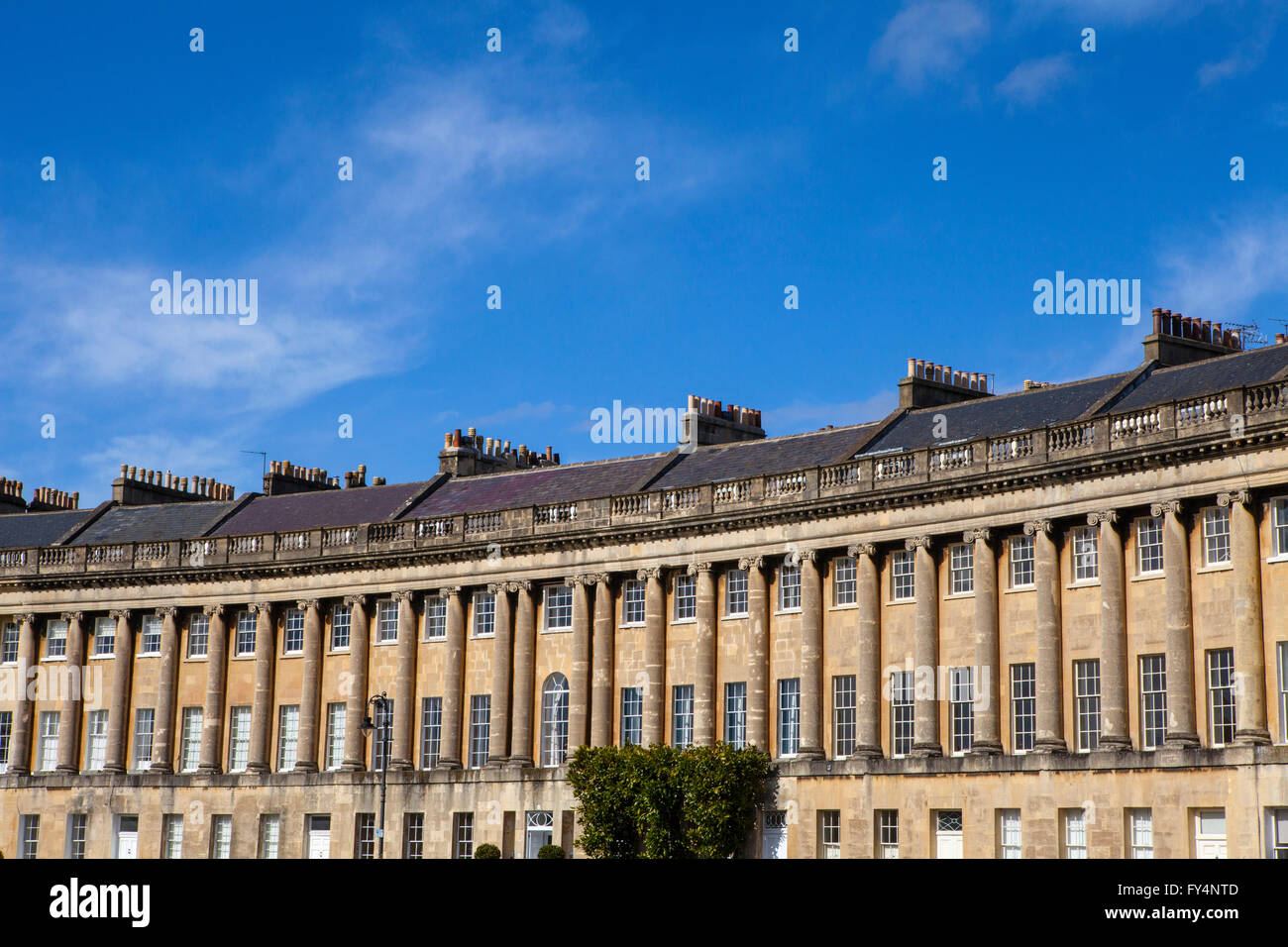 A view of the magnificent Georgian architecture of the Royal Crescent ...