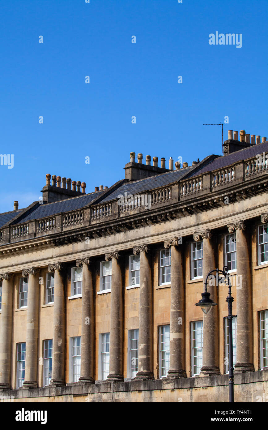A view of the magnificent Georgian architecture of the Royal Crescent ...