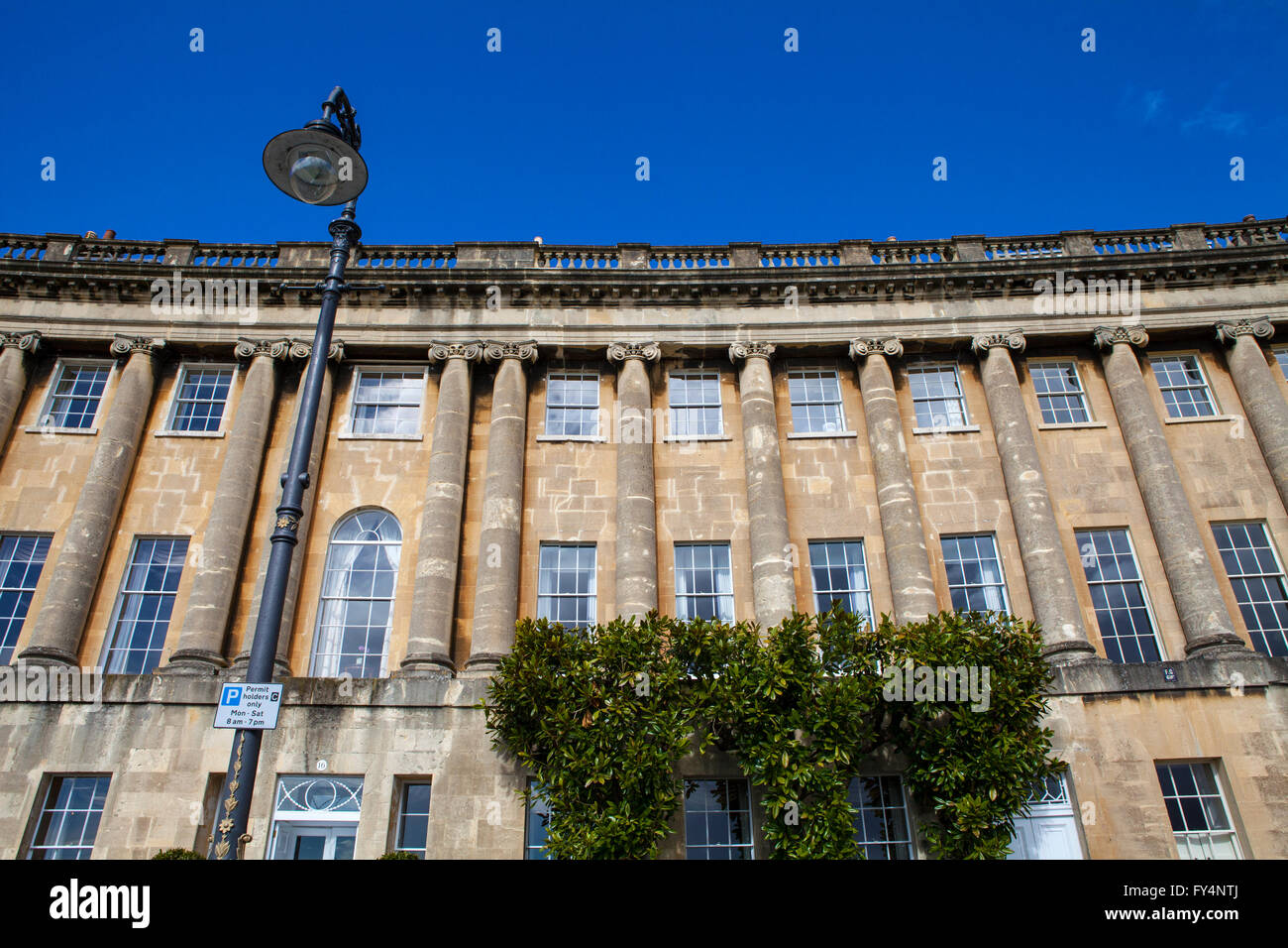A view of the magnificent Georgian architecture of the Royal Crescent ...
