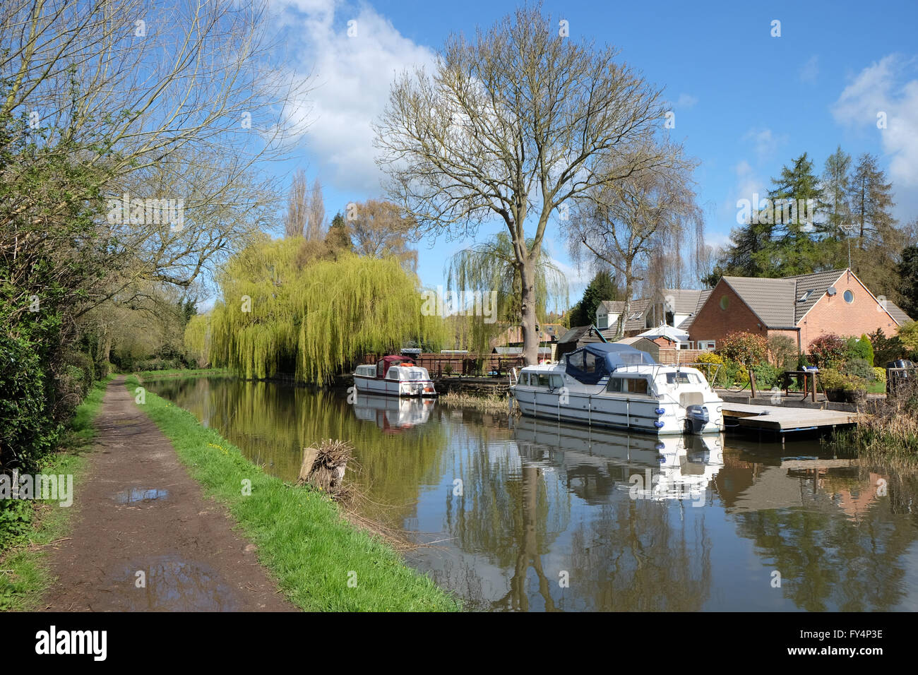 narrowboats on the river soar in barrow upon soar Stock Photo - Alamy