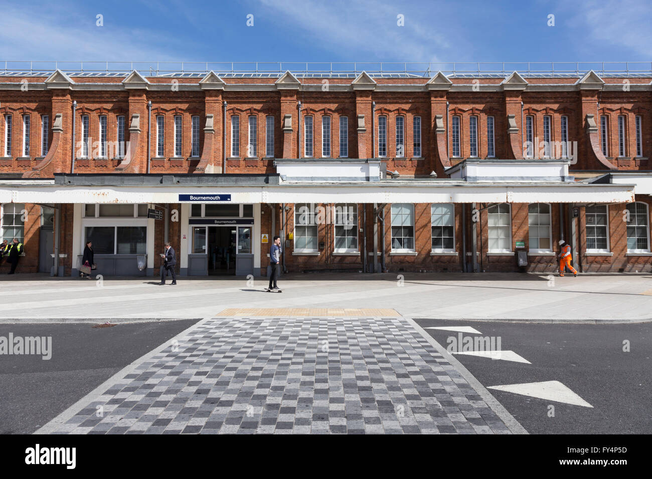 Bournemouth railway station hi-res stock photography and images - Alamy