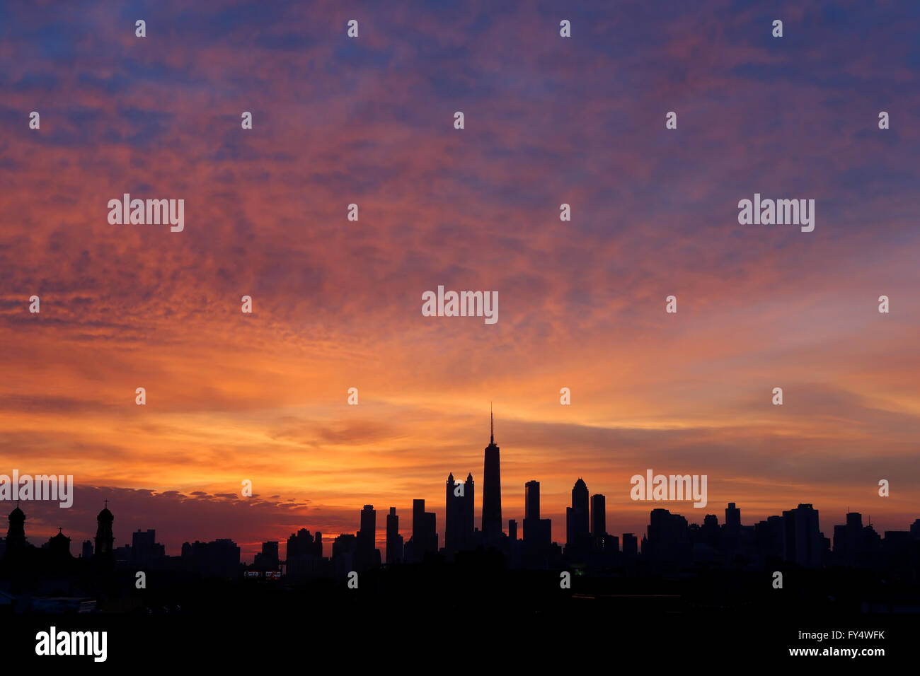 Chicago skyline at sunrise hi-res stock photography and images - Alamy