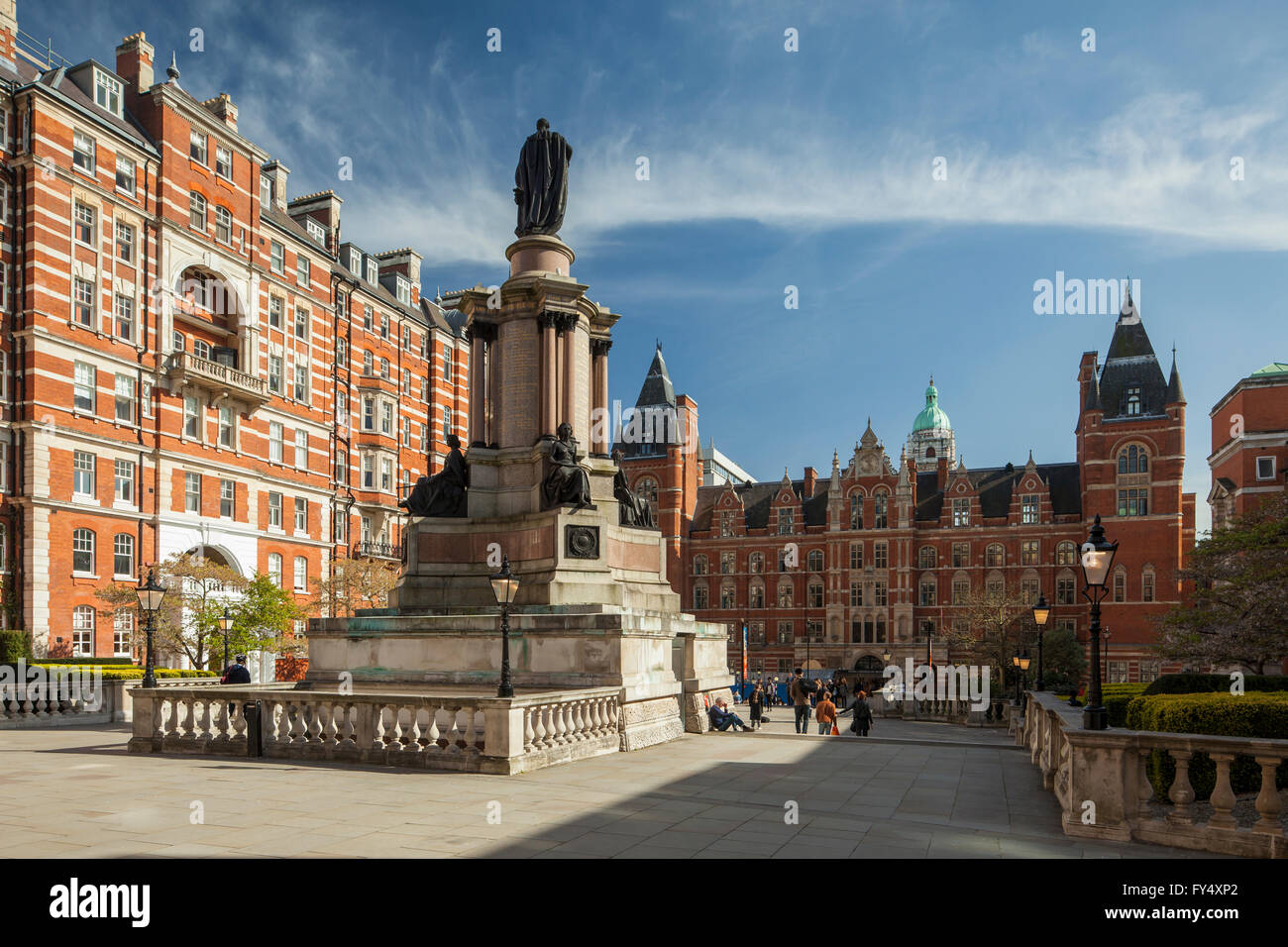 Royal albert hall statue london hi-res stock photography and images - Alamy