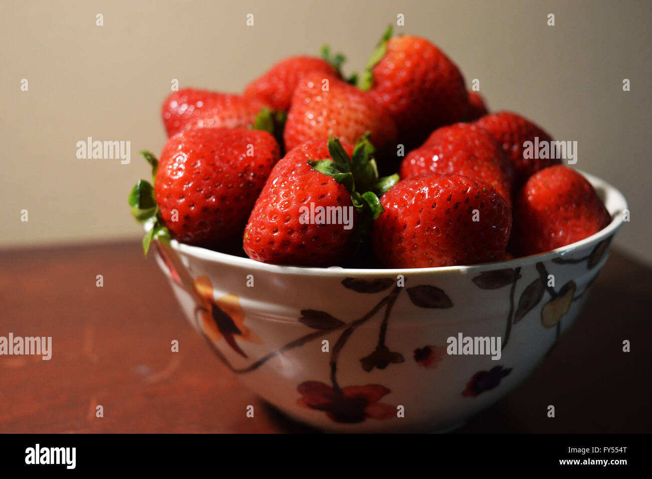 Side view of bowl of strawberries Stock Photo - Alamy