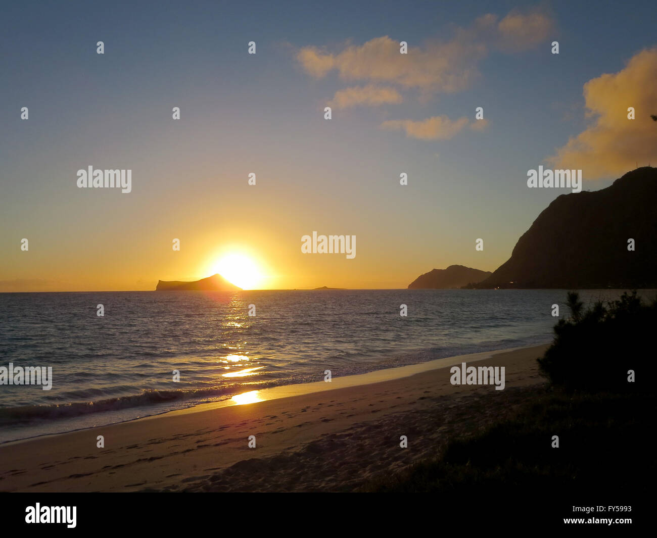 Sunrise waimanalo beach on oahu hi-res stock photography and images - Alamy