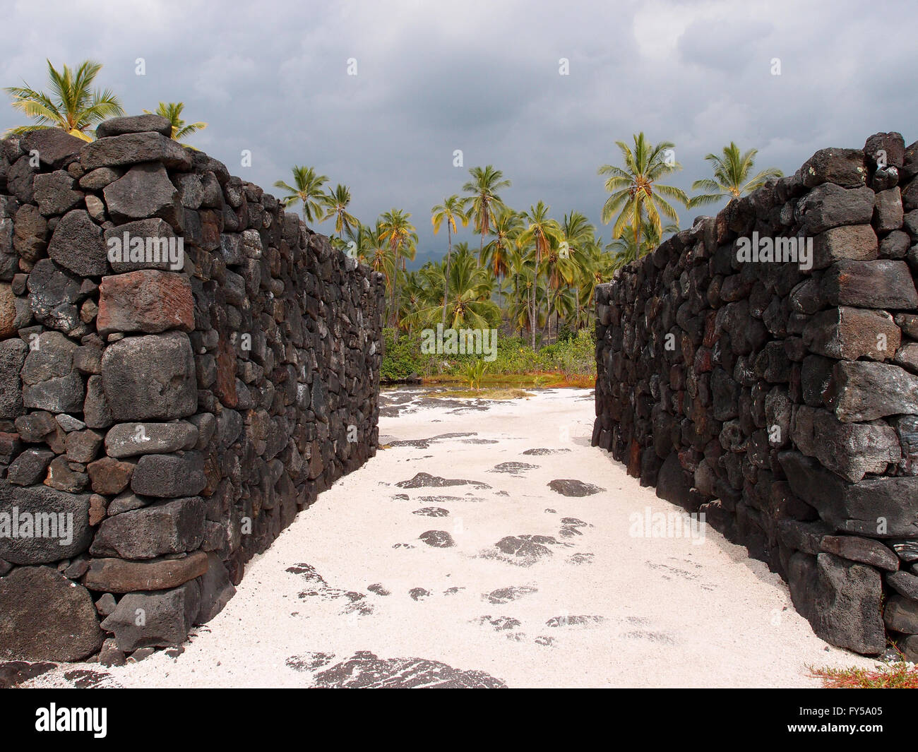 Massive man-made Rock Walls of Pu'uhonua o Honaunau - Place of Refuge ...