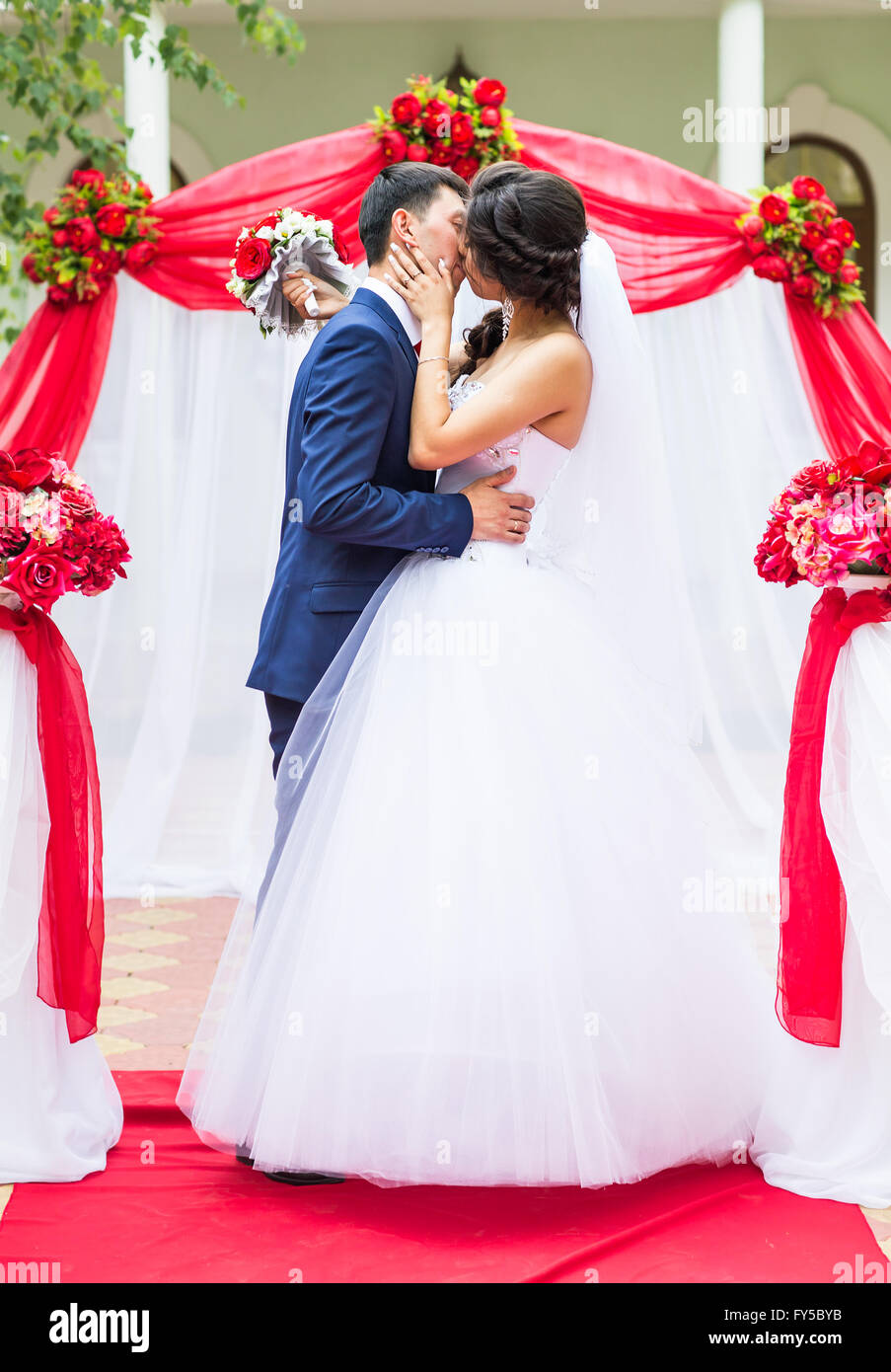 beautiful caucasian couple just married Stock Photo - Alamy
