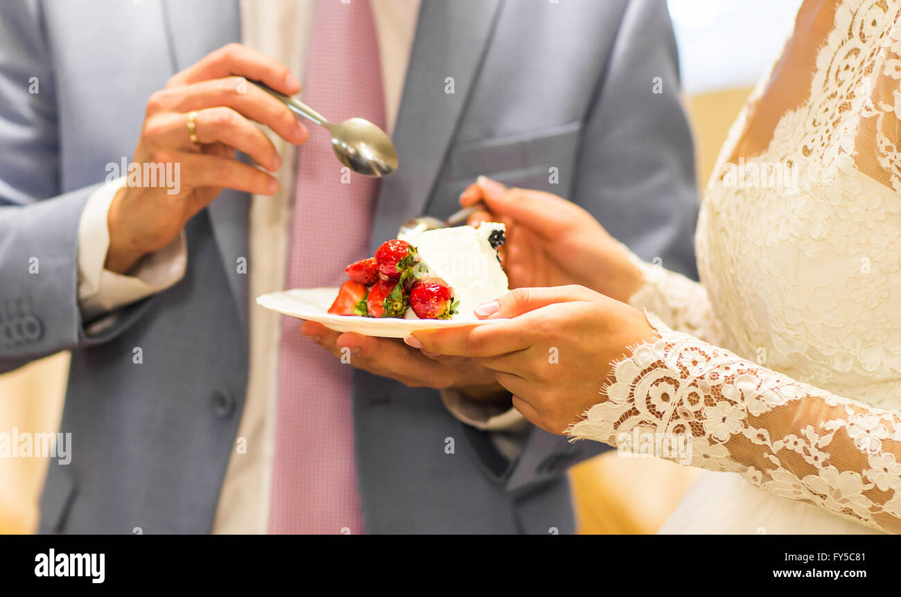 bride and groom eating wedding cake Stock Photo - Alamy