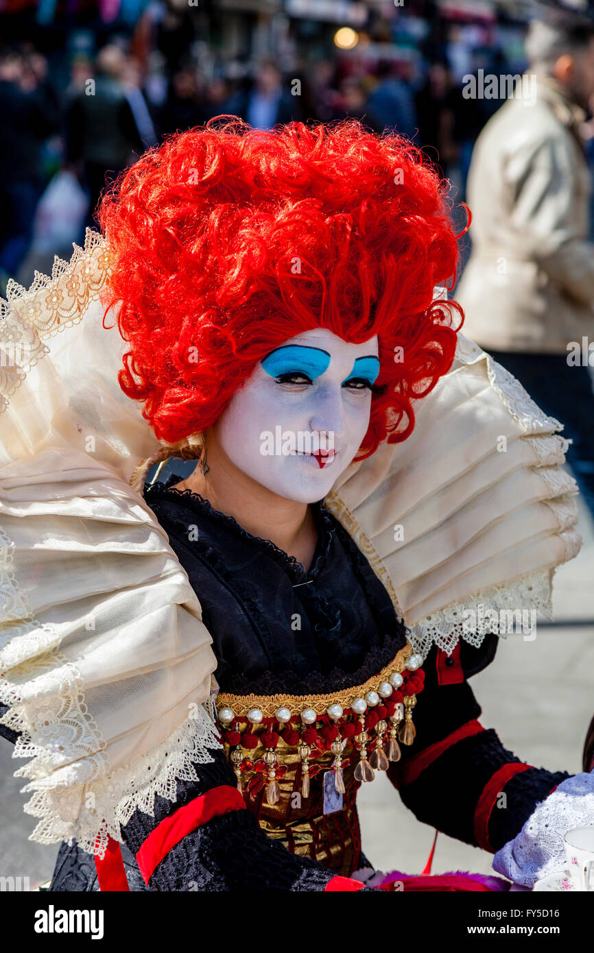 Female street performers hi-res stock photography and images - Alamy