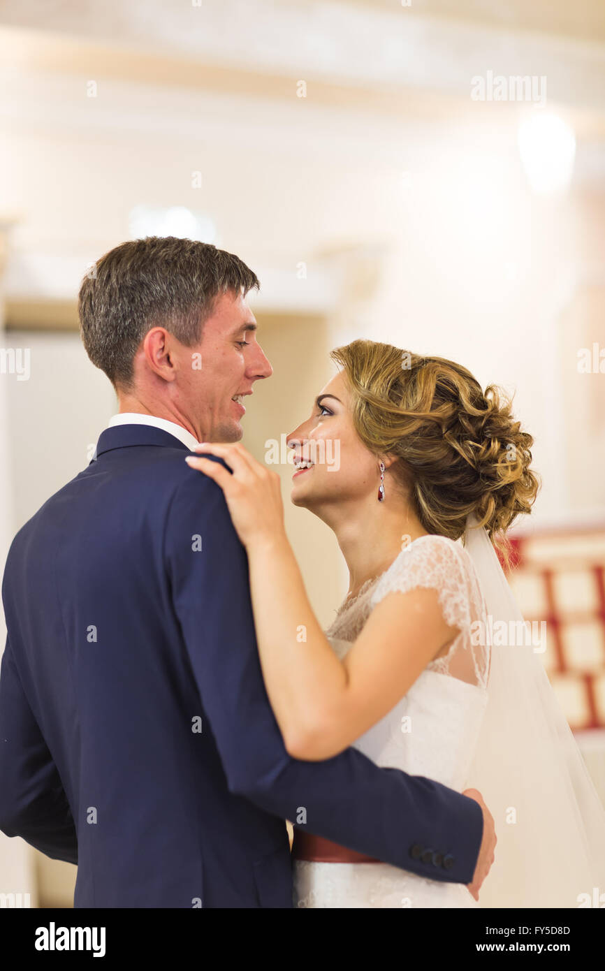 wedding dance of bride and groom Stock Photo - Alamy
