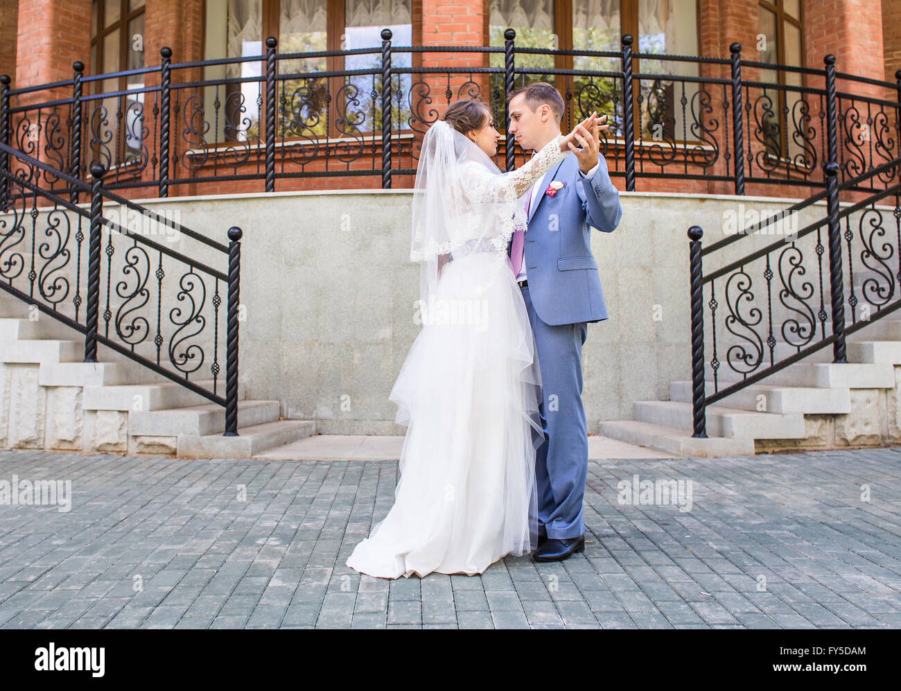 wedding dance of bride and groom Stock Photo - Alamy