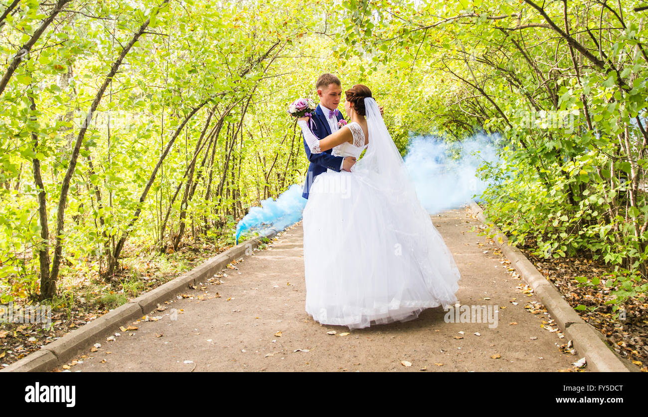 bride and groom dancing Stock Photo - Alamy