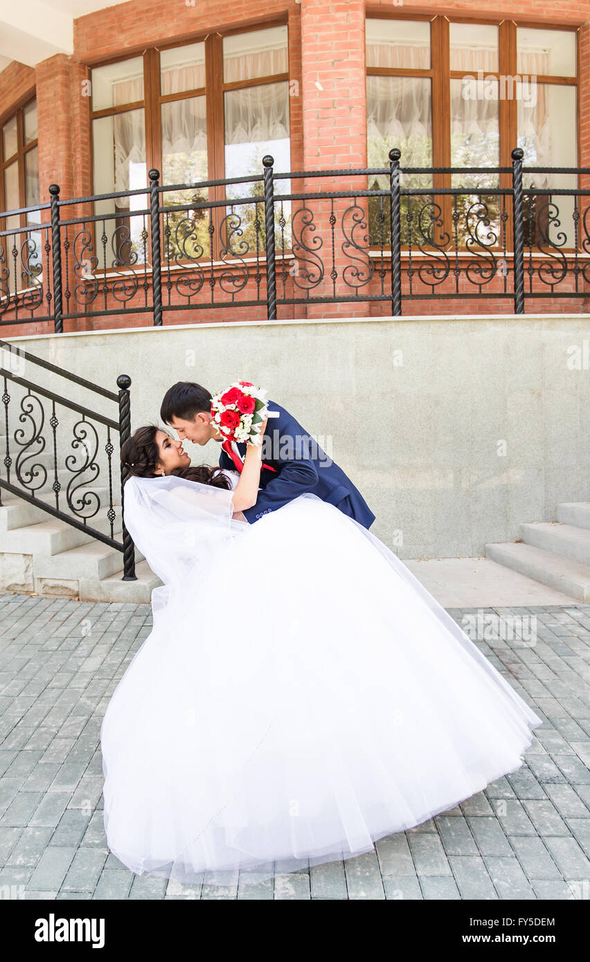 wedding dance of bride and groom Stock Photo - Alamy