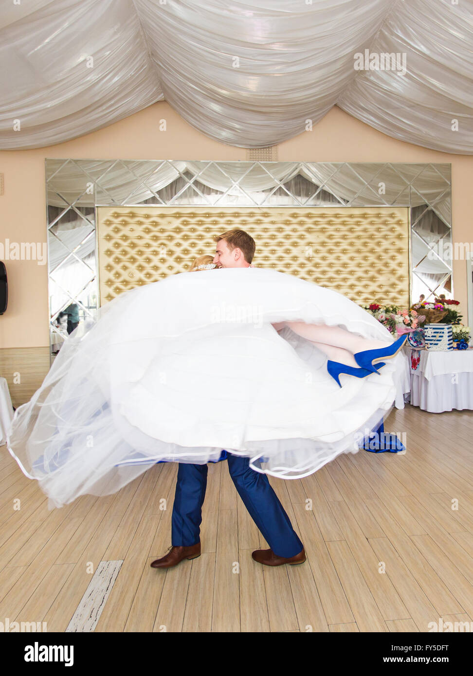 wedding dance of bride and groom Stock Photo - Alamy