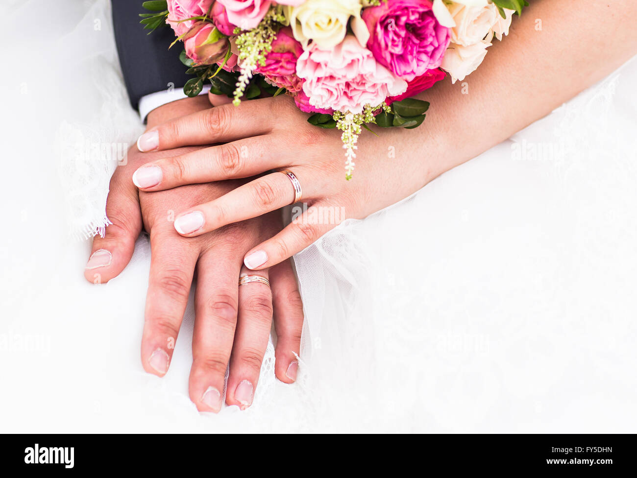 Hands of groom and bride with wedding rings Stock Photo - Alamy
