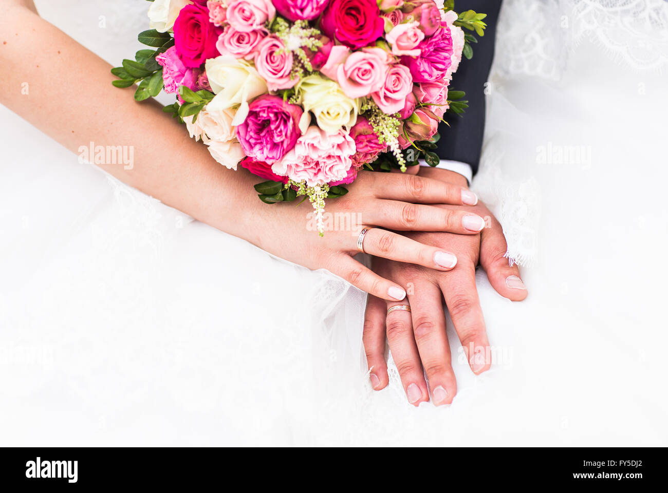 Hands of groom and bride with wedding rings Stock Photo - Alamy