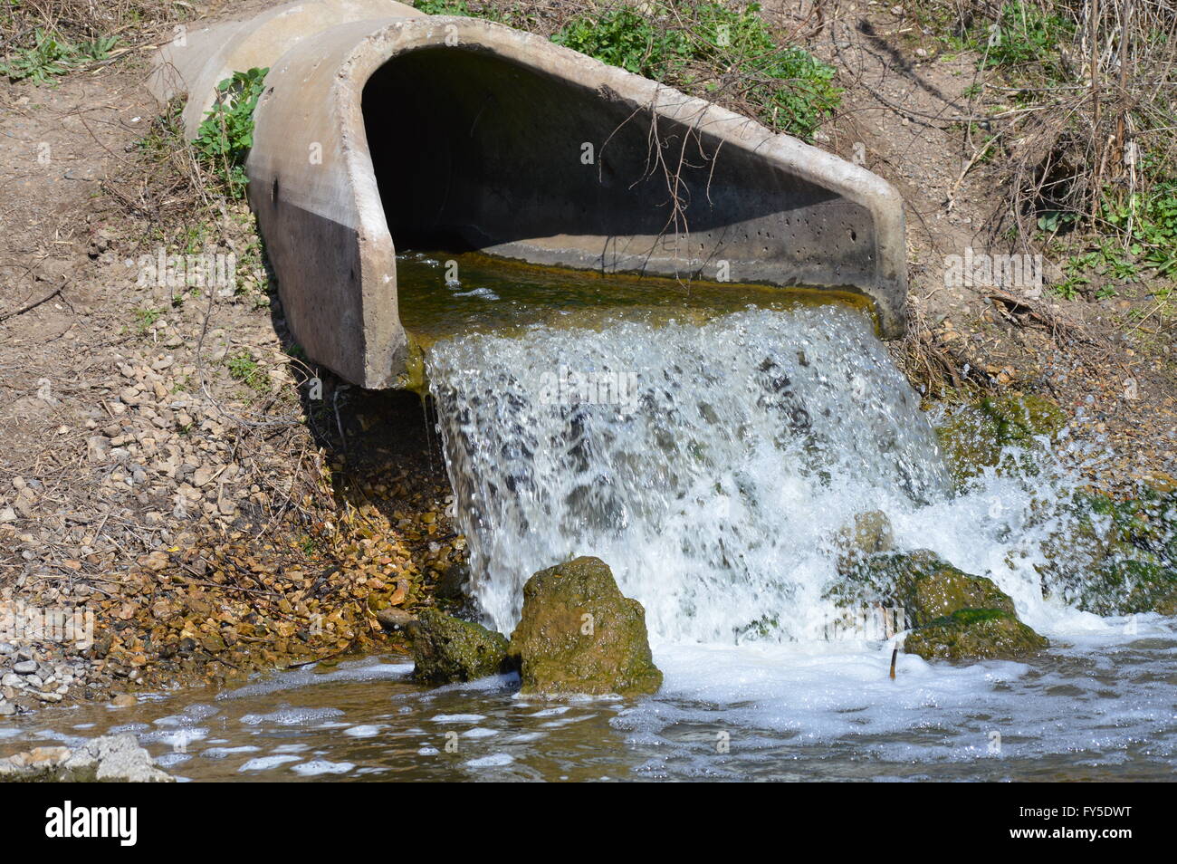 Clear water flowing from waterfall hi-res stock photography and images ...