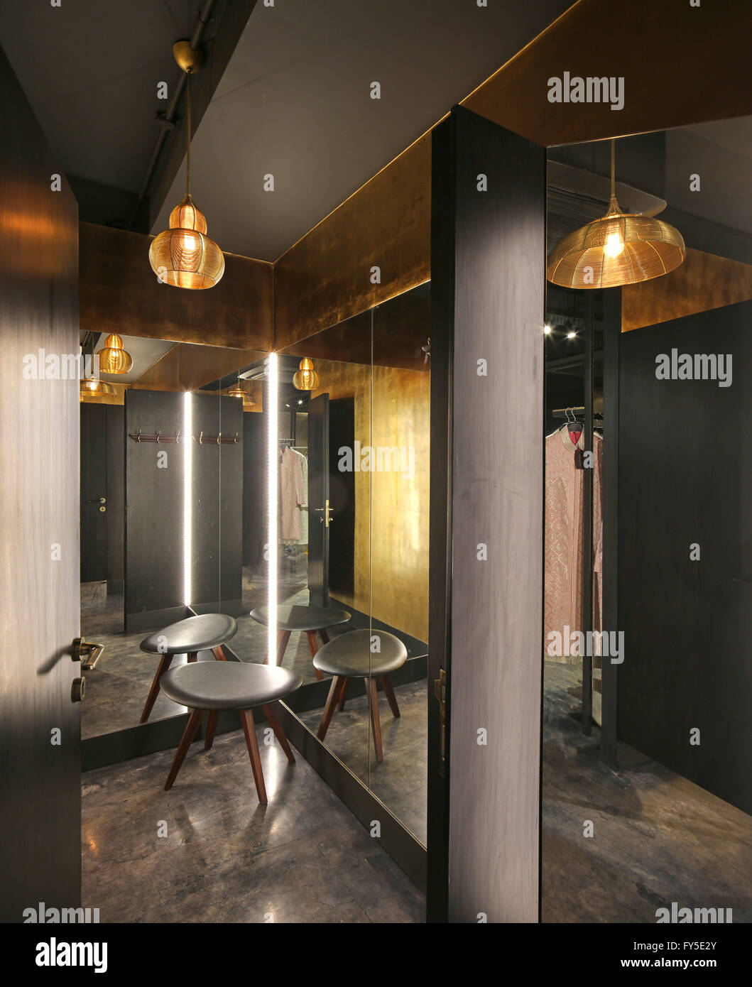 Changing rooms shop hi-res stock photography and images - Alamy