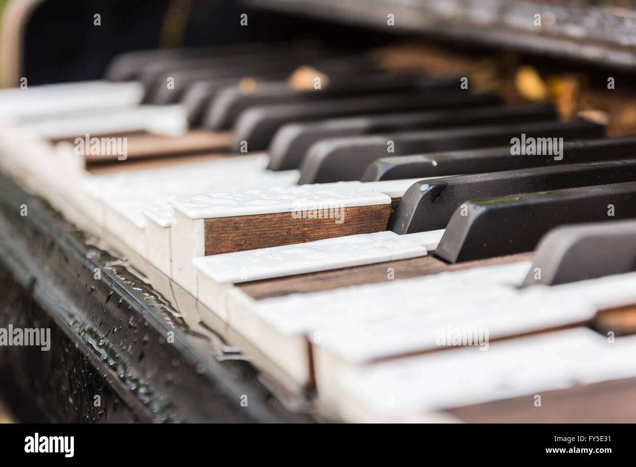 Broken Old Piano Keys Stock Photo - Alamy