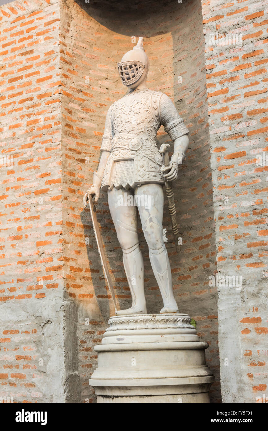 Hero statue hi-res stock photography and images - Alamy
