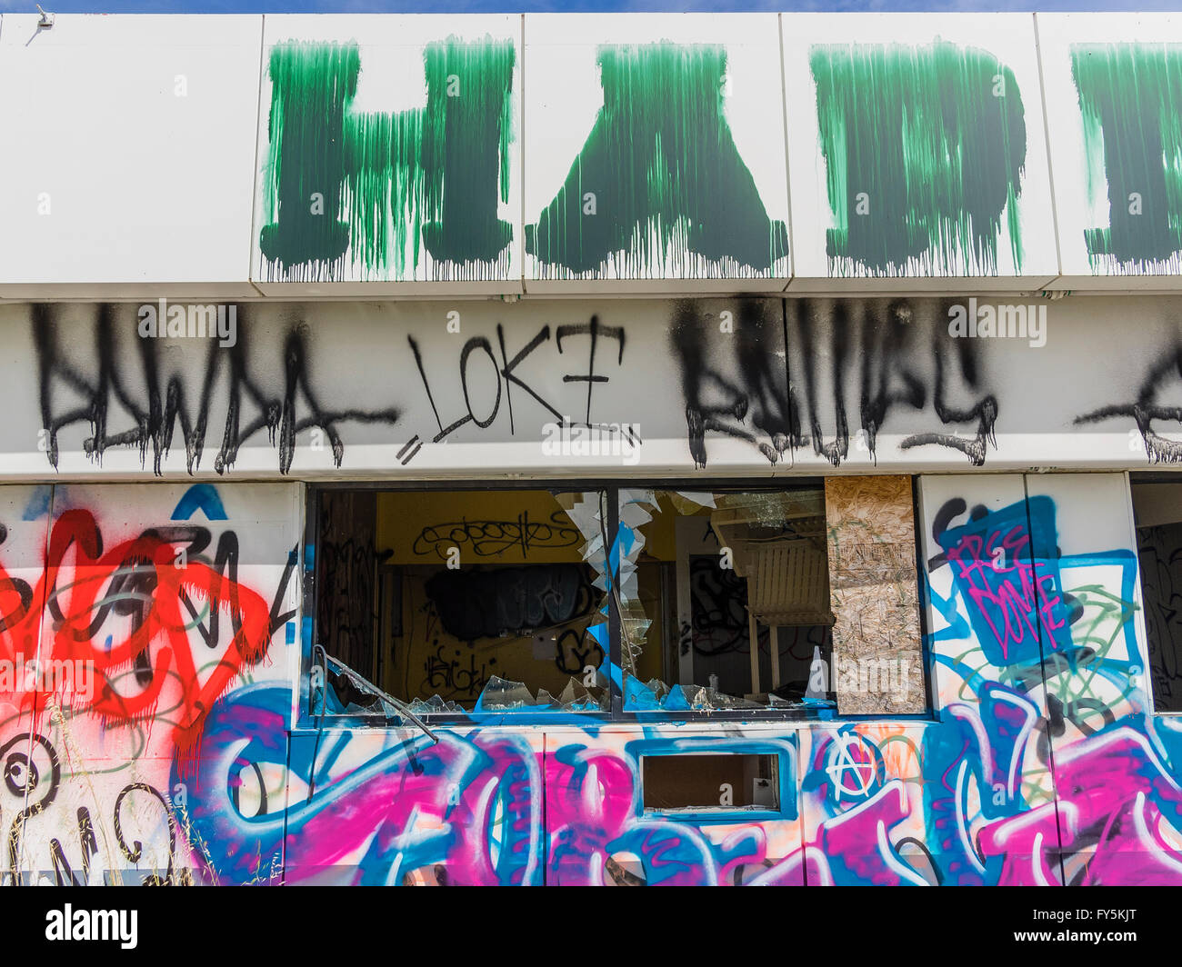Graffiti on unoccupied building hi-res stock photography and images - Alamy