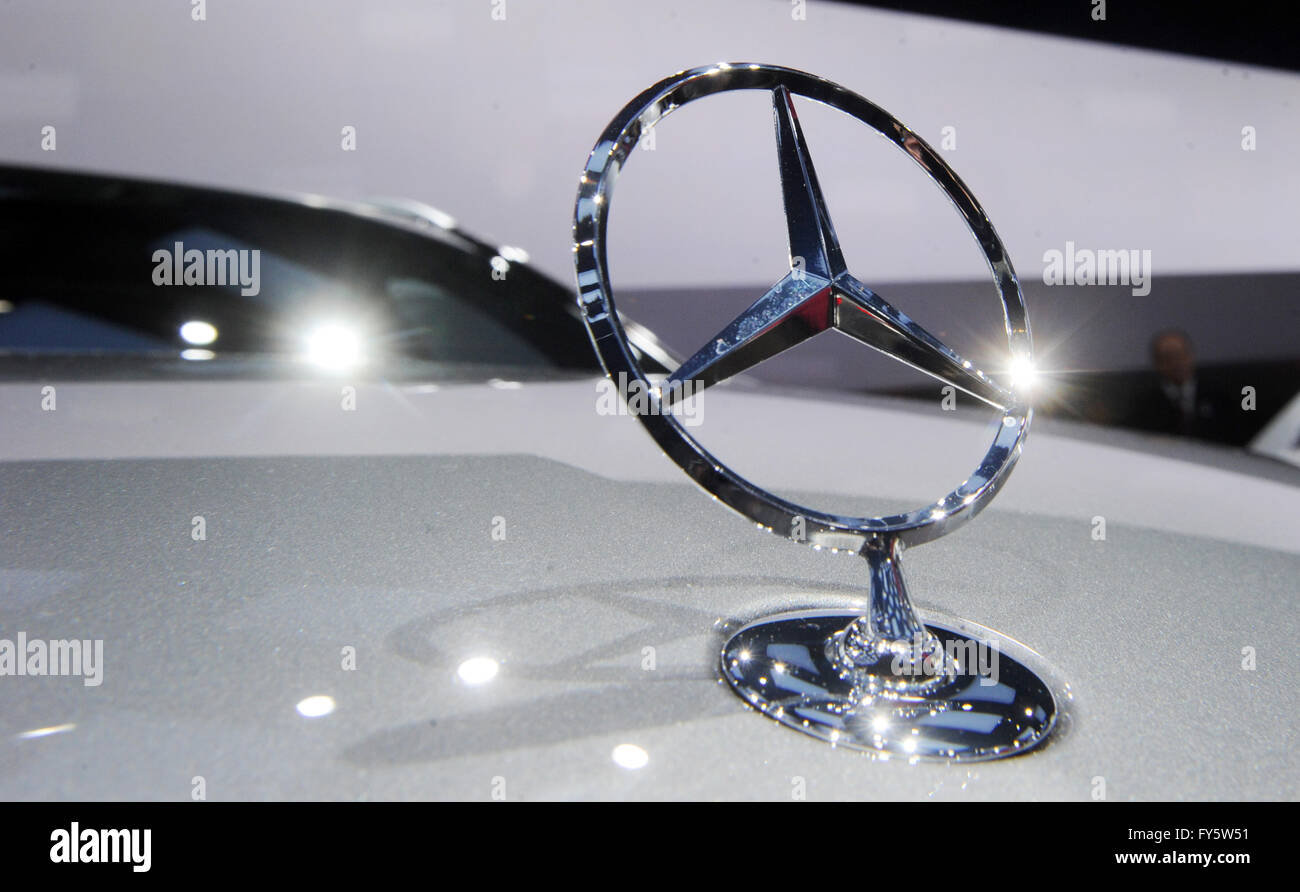 Detroit, USA. 14th Jan, 2013. A Mercedes Benz star decorates the bonnet ...
