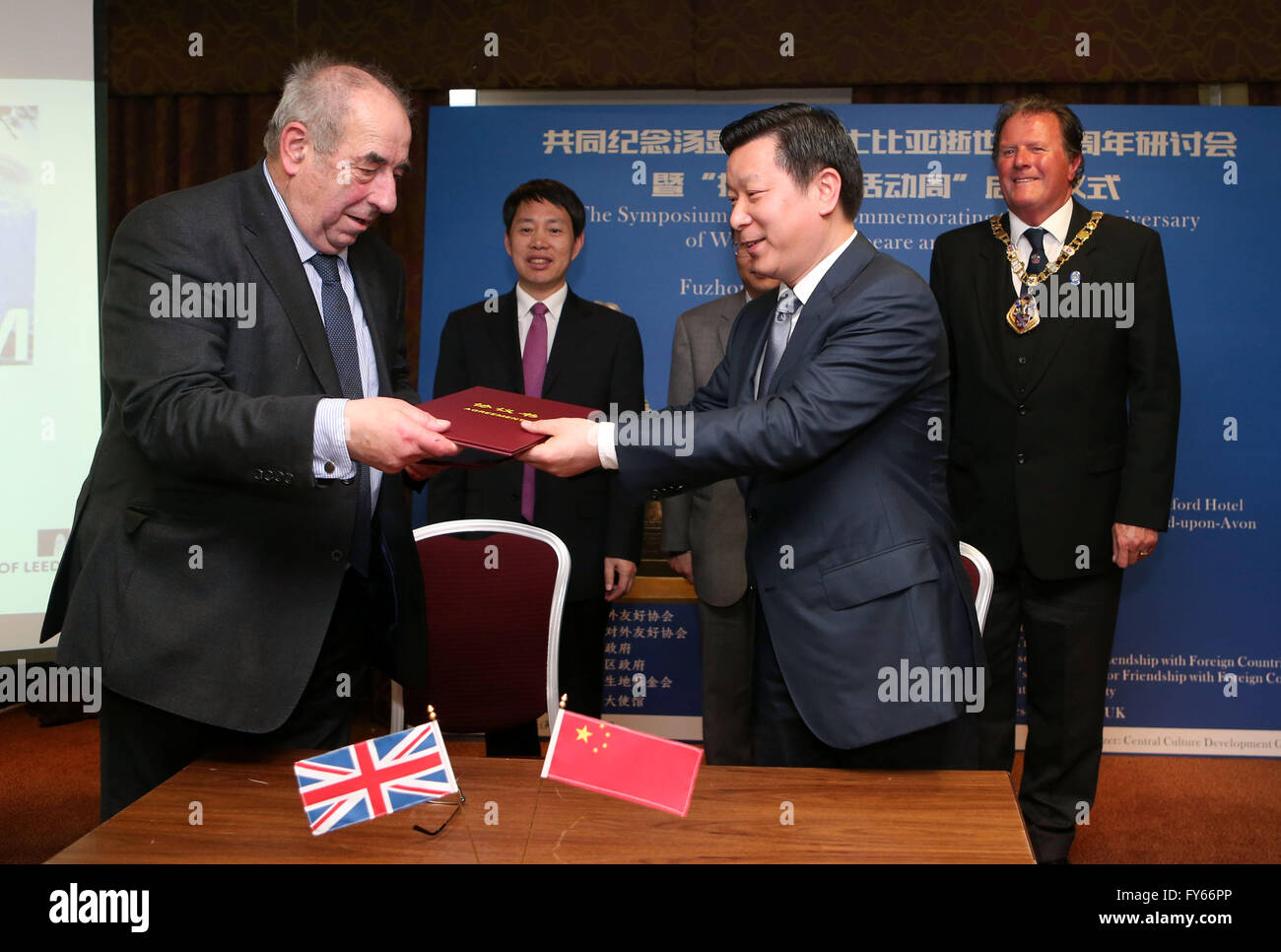 Stratford-upon-Avon, UK. 22nd Apr, 2016. Zhang Hongxing (R), Mayor of ...